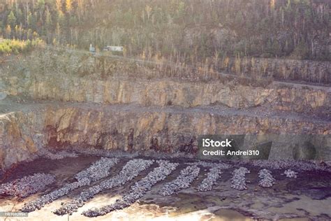 건설에 사용하기 위해 분쇄 된 돌과 자갈의 생산을위한 돌 채석장 건설 산업에 대한 스톡 사진 및 기타 이미지 건설 산업 고고학 공학 Istock