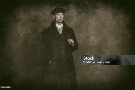 검은 코트와 담배를 들고 평평한 모자 사나이 1920 영어 갱의 골동품 젖은 접시 사진 남자에 대한 스톡 사진 및 기타 이미지