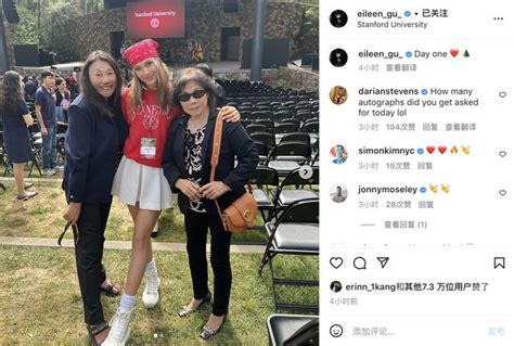 谷爱凌参加斯坦福开学典礼，红色卫衣配白色百褶裙扎着巾，青春洋溢【名人】风尚网 时尚奢侈品新媒体平台
