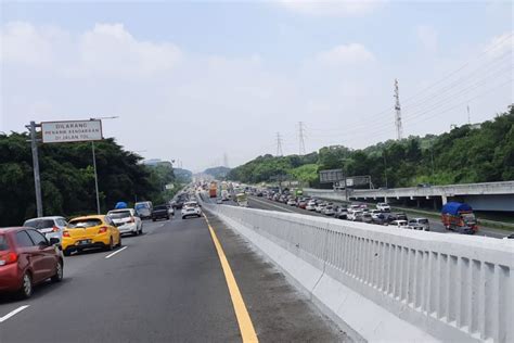 Arus Kendaraan Ke Cikampek Padat Jalan Tol Layang MBZ Ditutup Sementara
