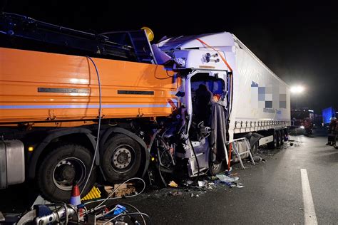 Bilder von Schwerer Lkw Unfall auf der A9 bei Nürnberg Feucht Fahrer