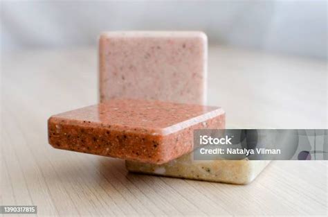 그레인 텍스처와 여러 가지 색상의 장식 인공 돌 샘플 마감 재 인테리어 개조 인공 석석 또는 석영 샘플 수직 사진 주방 조리대에