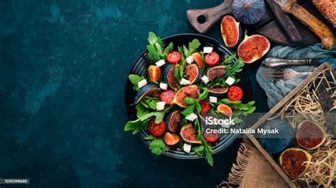 무화과와 신선한 샐러드 Arugula 잎 체리 토마토 Feta 치즈 텍스트에 대 한 여유 공간입니다 최고의 볼 수 있습니다 0