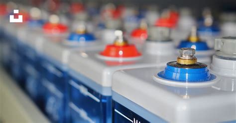 빨간색과 파란색 단자가 있는 배터리 행 사진 Unsplash의 무료 배터리 이미지