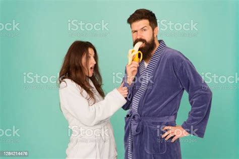 건강을 위한 음식 건강한 아침 식사 커플 졸린 얼굴 국내 옷 바나나를 먹는다 사랑 목욕 가운에 커플 격리에서 살아남은 조언 관계 아침 루틴 음식을 공유합니다 건강한 음식 2