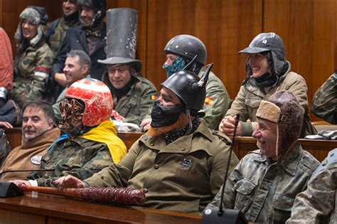 伝統的な冬の祭りと仮面舞踏会エルスエンファリナッツイビスペイン市庁舎でクーデターを実行する反乱軍の表現 逆らうのストックフォトや画像を多数