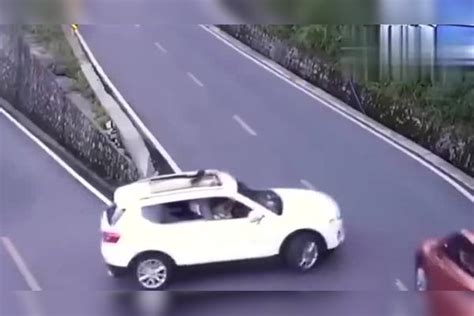白车司机转弯未让直行，直行轿车4米高空跌落，悲剧瞬间发生