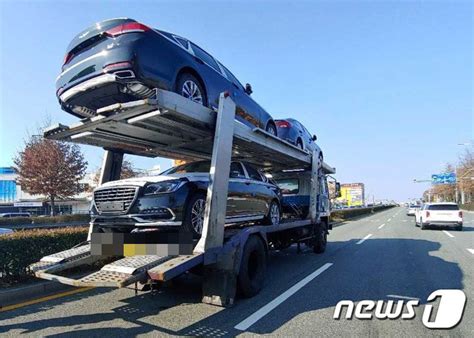 국도 달리던 카캐리어에서 신차 2대 추락 인명피해 없어