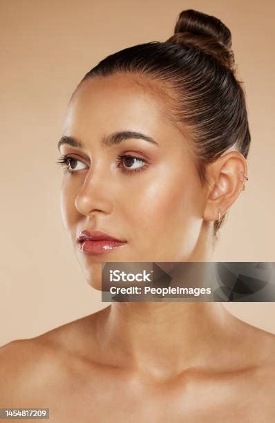 미용 스킨케어 및 메이크업 미학은 피부과 화장품 및 피부 건강 웰빙 및 광채를 위한 스튜디오에서 여성과 함께합니다 얼굴 자기 관리 및 고급 관리에 대한 여성 모델 영감의