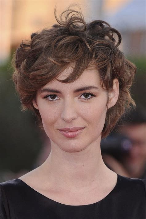 Les cheveux bouclés courts de Louise Bourgoin Coupe de cheveux