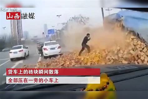 大货车突发侧翻砖块散落一地，过路小车瞬间被压扁，监控曝光全程砖块小车监控