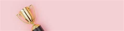 핑크 파스텔 컬러풀한 배경에 고립된 플랫 레이 디자인 우승자 또는 챔피언 골드 트로피 컵 승리의 1 위 경쟁 승리 또는 성공