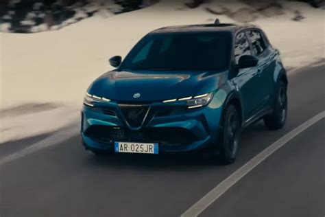 Alfa Romeo Junior Q4 aperçu en vidéo avant sa présentation dans
