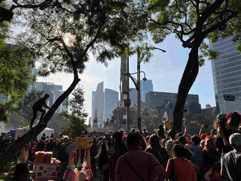 Figuras Monumentales Música Y Carros Alegóricos En El Desfile De Día