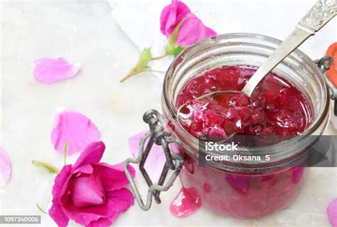 밝은 대리석 배경에 유리 항아리에 Tea 장미 꽃잎의 잼 꽃 Confiture입니다 건강 한 음식입니다 공간 복사 0명에 대한