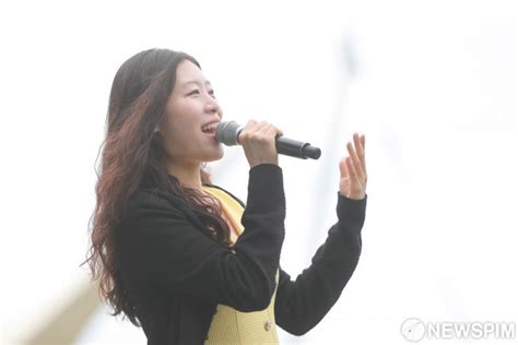 2025 한강 서래섬 청춘 버스킹 With 히든스테이지 무대 선보이는 싱어송라이터 서정은