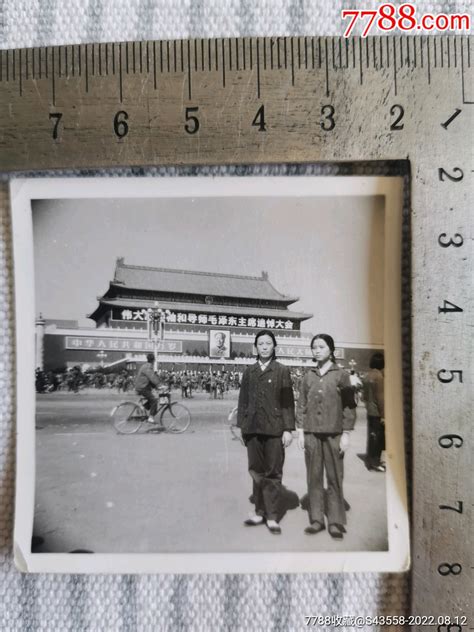 姐妹俩戴黑袖标在天安门前留影（天安门上挂着：伟大的领袖和导师毛泽东主席追悼大会）老照片收藏过去【7788收藏收藏热线】