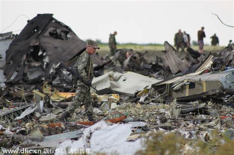 实拍乌克兰被击落飞机残骸现场 已证实49人身亡国际新闻环球网