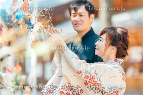 七夕の短冊を飾る日本人男女 （人物）の写真素材 267737308 イメージマート