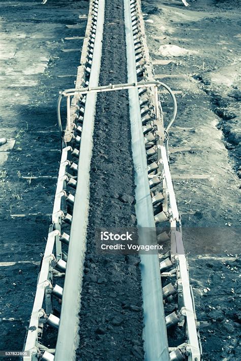 Opencast ブラウンの石炭鉱山ますベルトコンベアます 2015年のストックフォトや画像を多数ご用意 2015年 コンベヤー