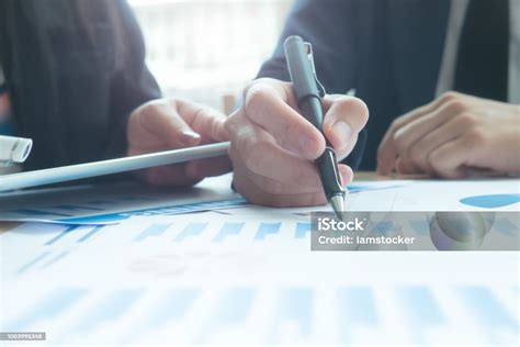 감독 하는 비즈니스 남자와 비서 사업 계획 및 컨설턴트 회사 연례 재정 보고서 대차 대조표 문 문서 그래프 작업 분석을 실행