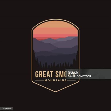 어두운 배경에 그레이트 스모키 마운틴 국립 공원 디자인의 엠블럼 패치 일러스트 노스캐롤라이나 미국 주에 대한 스톡 벡터 아트 및 기타 이미지 노스캐롤라이나 미국 주