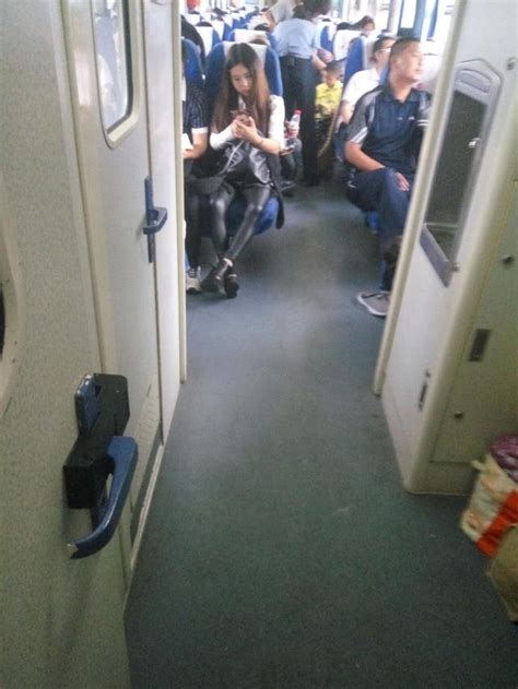 街拍美女火車上的皮褲妹穿成這樣 每日頭條