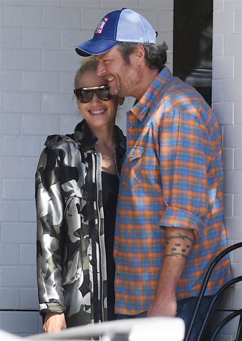 Gwen Stefani Makes Out With Blake Shelton After He S Caught With His Ex
