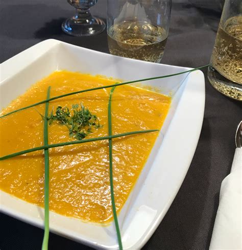 Karottencremesuppe Mit Ingwer Weiss And Schwarz