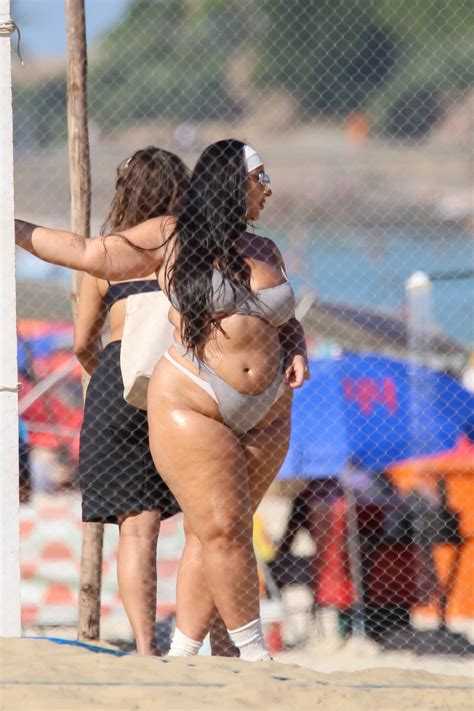 De biquíni Lettica Munniz posa para fotos em praia no Rio de Janeiro