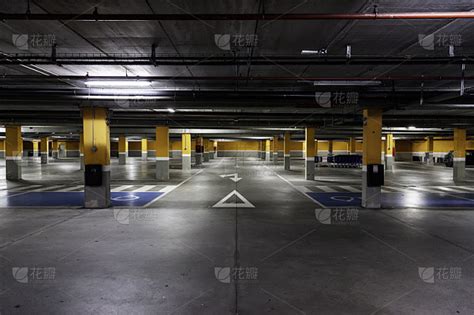 室内停车场的汽车