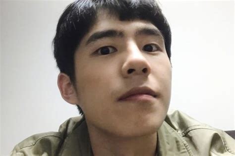 刘昊然20岁生日自拍鼻孔抢镜，早期照片更魔性，网友：隔壁二傻子