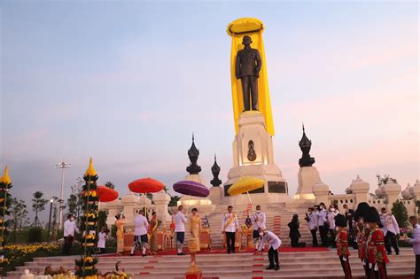 รูปภาพประกอบข่าว ในหลวง พระราชินี เสด็จฯทรงเปิดพระบรมราชานุสาวรีย์