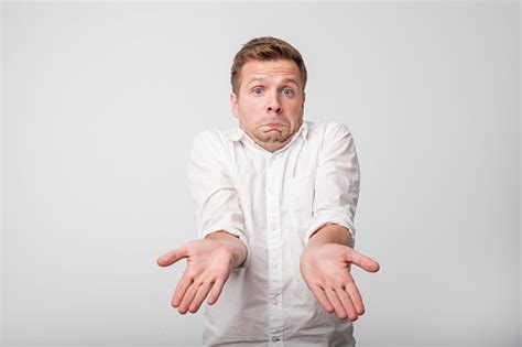 놀라게 하 고 우 둔 되 고 불안 하 고 답변에 대해 확실 하지 되 고 잘생긴 백인 남자의 초상화 광고에 대한 스톡 사진 및