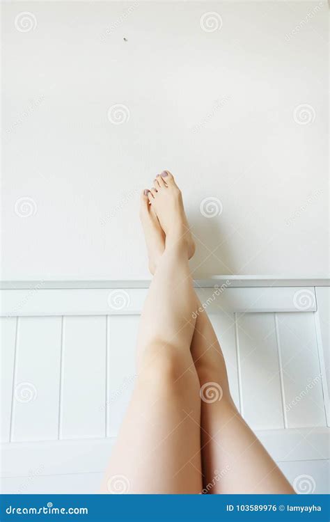 Закройте вверх по ногам и ногам женщины при Pedicure ногтя смотря вверх поднятый прямо вверх