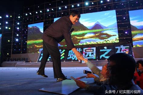 大衣哥星光大道演唱遭美女主持熊抱嚇蒙 身材發福人氣不減受追捧 每日頭條