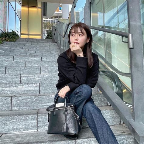 井口綾子 春はもうちょっと明るい色取り入れていきたいと思ってます 何色きよう？？？？？？ 気づくと、白とか黒とかのベーシックな色ばっかり
