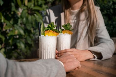 Couple vue de côté avec pina colada Photo Gratuite