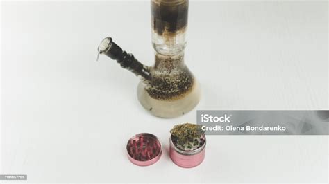 흰색 테이블에 의료 마리화나 싹더러운 봉과 분쇄기의 클로즈업 물 파이프 흡연 대마초 물담배관에 대한 스톡 사진 및 기타 이미지