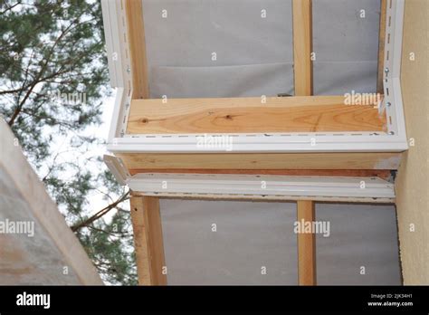 Installation De Soffit Dans La Construction De Toitures Vue à Angle Bas Du Dessous De Léve De