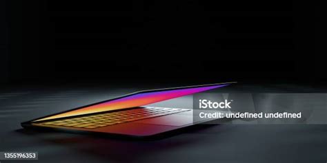 3d 렌더링 그림입니다 화려한 화면과 키보드 닫기 뚜껑 장소와 노트북 컴퓨터는 암실 및 조명 효과 프레젠테이션을 위한 이미지입니다 노트북에 대한 스톡 사진 및 기타 이미지
