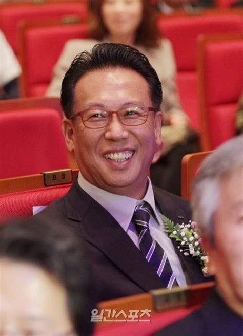 안경쓰고 양복입은 사람 야구 에펨코리아