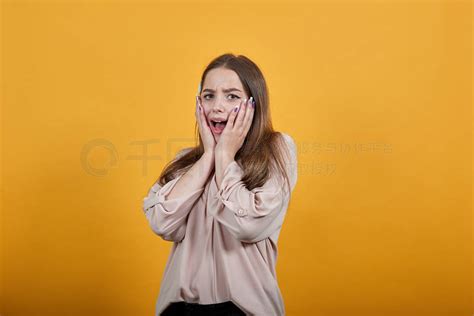 高加索高清图片 令人惊讶的是高加索女人双手放在脸上的颧骨上张开嘴 人像图片免费下载格式5472像素编号70280712 千图网
