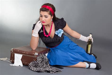 Пьяная девушка Pinup с бутылкой шампанского Стоковое Фото изображение насчитывающей способ
