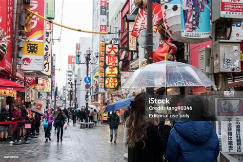 비오는 날 오사카의 도톤보리 거리를 방문하는 사람들 거리에 대한 스톡 사진 및 기타 이미지 거리 건축 건축물 Istock
