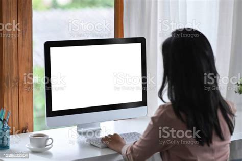 밝은 현대 직장에서 컴퓨터를 사용하는 사업가의 뒷모습 25 29세에 대한 스톡 사진 및 기타 이미지 25 29세 검색