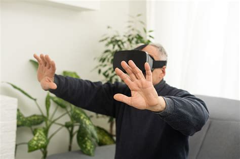 남성 손의 근접 촬영 가상 현실 고글을 쓴 남자 Vr 헤드셋으로 사용하는 스마트폰 Brand Name Video Game에 대한