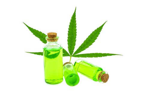 Botol Kaca Dengan Minyak Cbd Dan Daun Ganja Di Latar Belakang Konsep