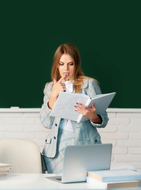 Portrait De Jeune étudiante étudiante Lisant Un Livre étudiant En
