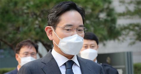 법원 나서며 회장 취임 소회 밝히는 이재용 신임회장